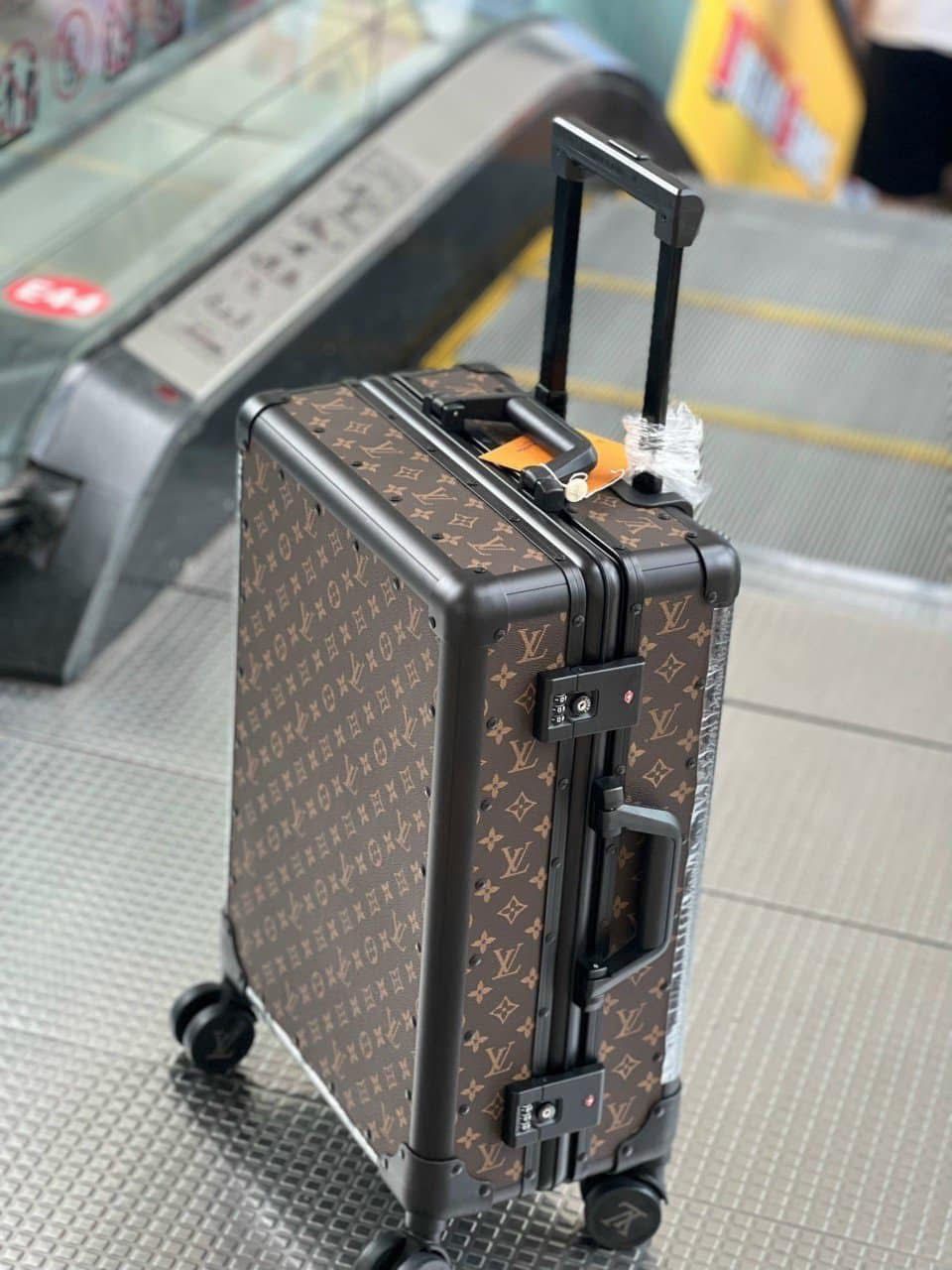 valise cabine Louis Vuitton Horizon 55 en toile Monogram et aluminium ...
